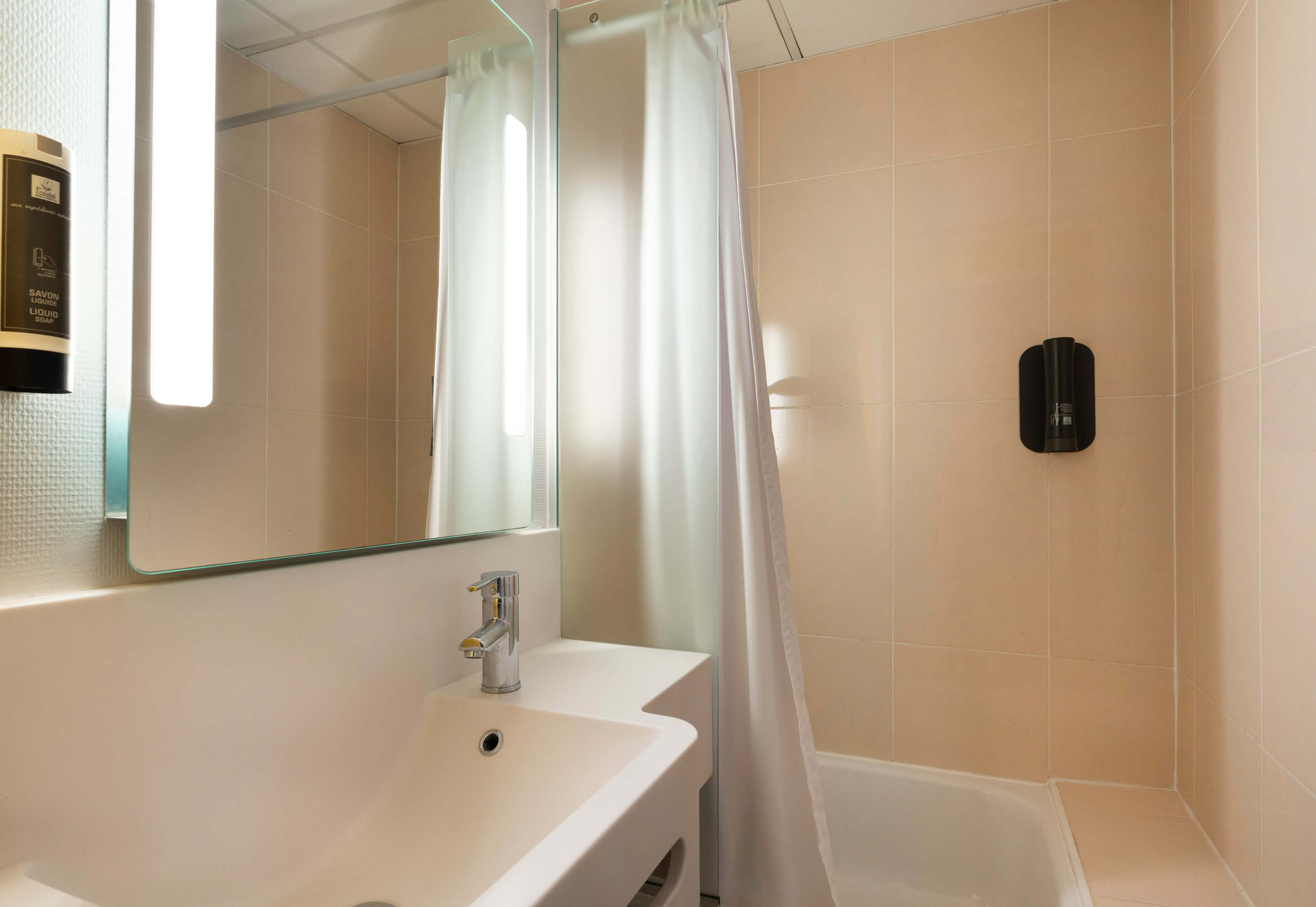 B&B HOTEL à Cholet, dans le centre, proche du Puy du Fou